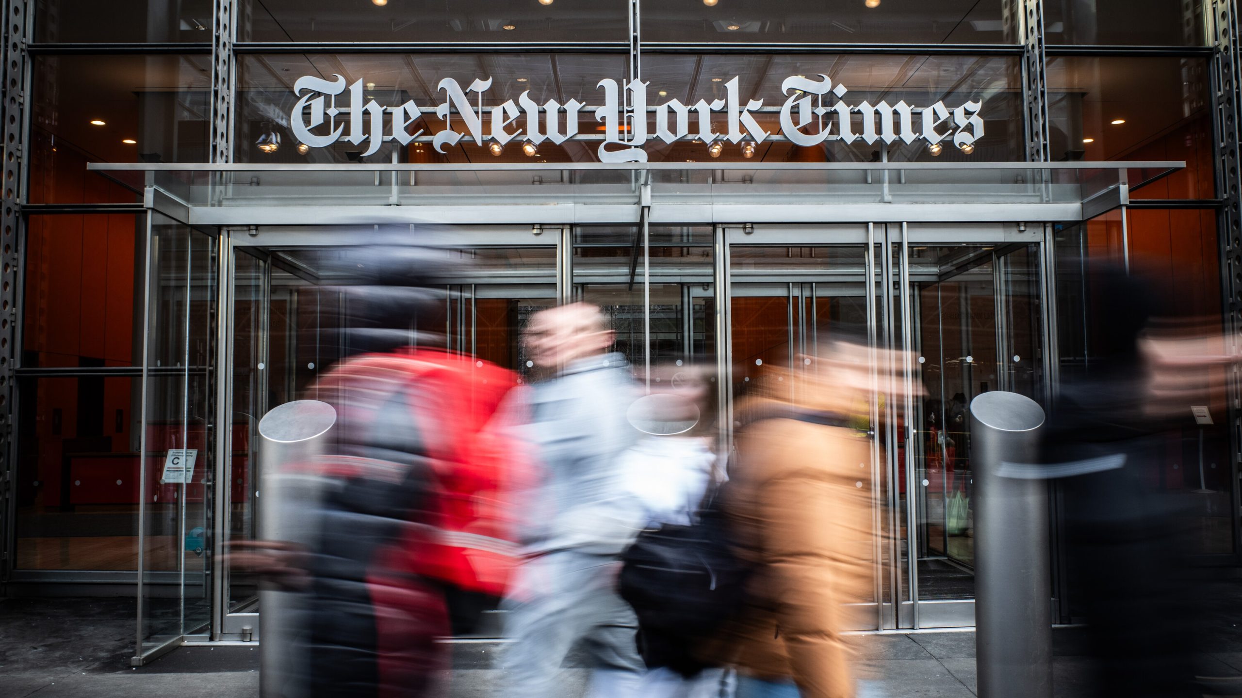نيويورك تايمز تفتح أبواب محتواها لـ"أمازون" لتغذية نماذج الذكاء الاصطناعي - Detafour
